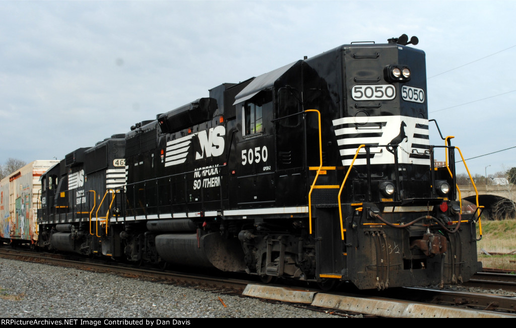 NS GP38-2 5050 leads H76